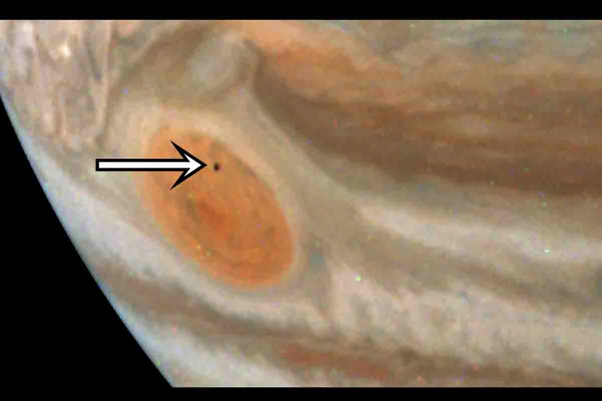 NASA Juno fotografa un oggetto che sorvola la Grande Macchia Rossa di ...