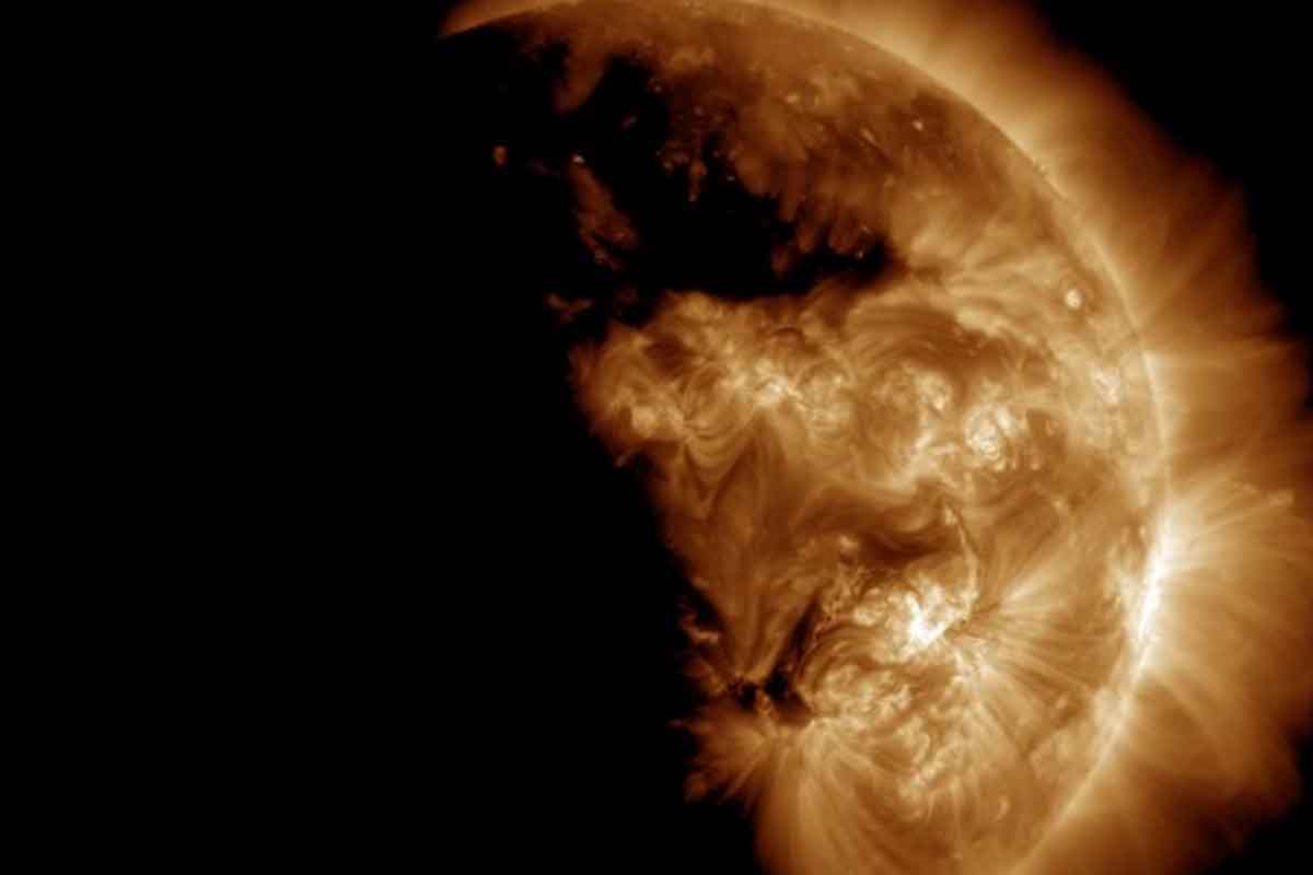 Vento solare in arrivo nei prossimi 3 giorni: buco coronale del Sole ...