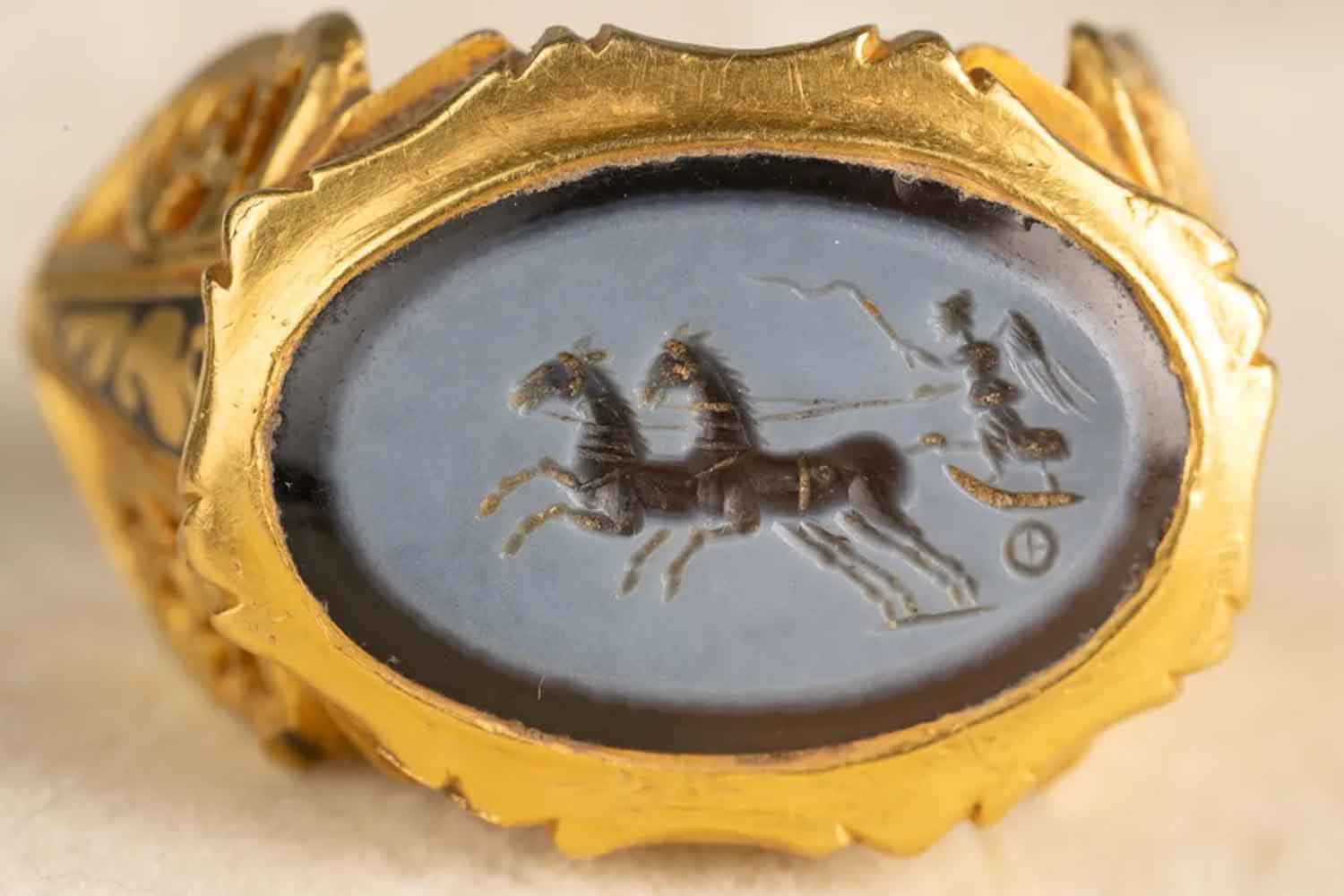 Anello aureo dell'epoca imperiale emerge dopo 17 secoli - Nextme
